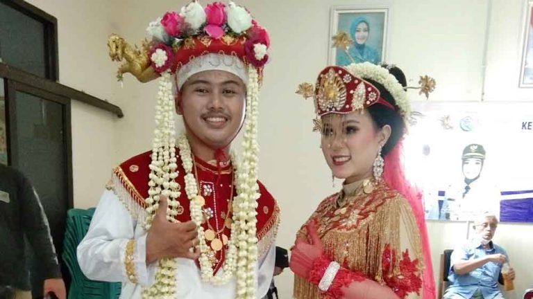 Penampakan Baju Pengantin Ala Kerajaan Cirebon yang Nyaris Punah ...
