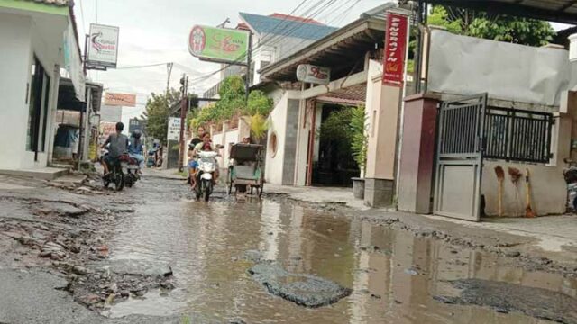 Jalan Rusak di Kabupaten Cirebon Mulai Diperbaiki Akhir Mei, Berikut Daftar 33 Jalan yang Bakal ...